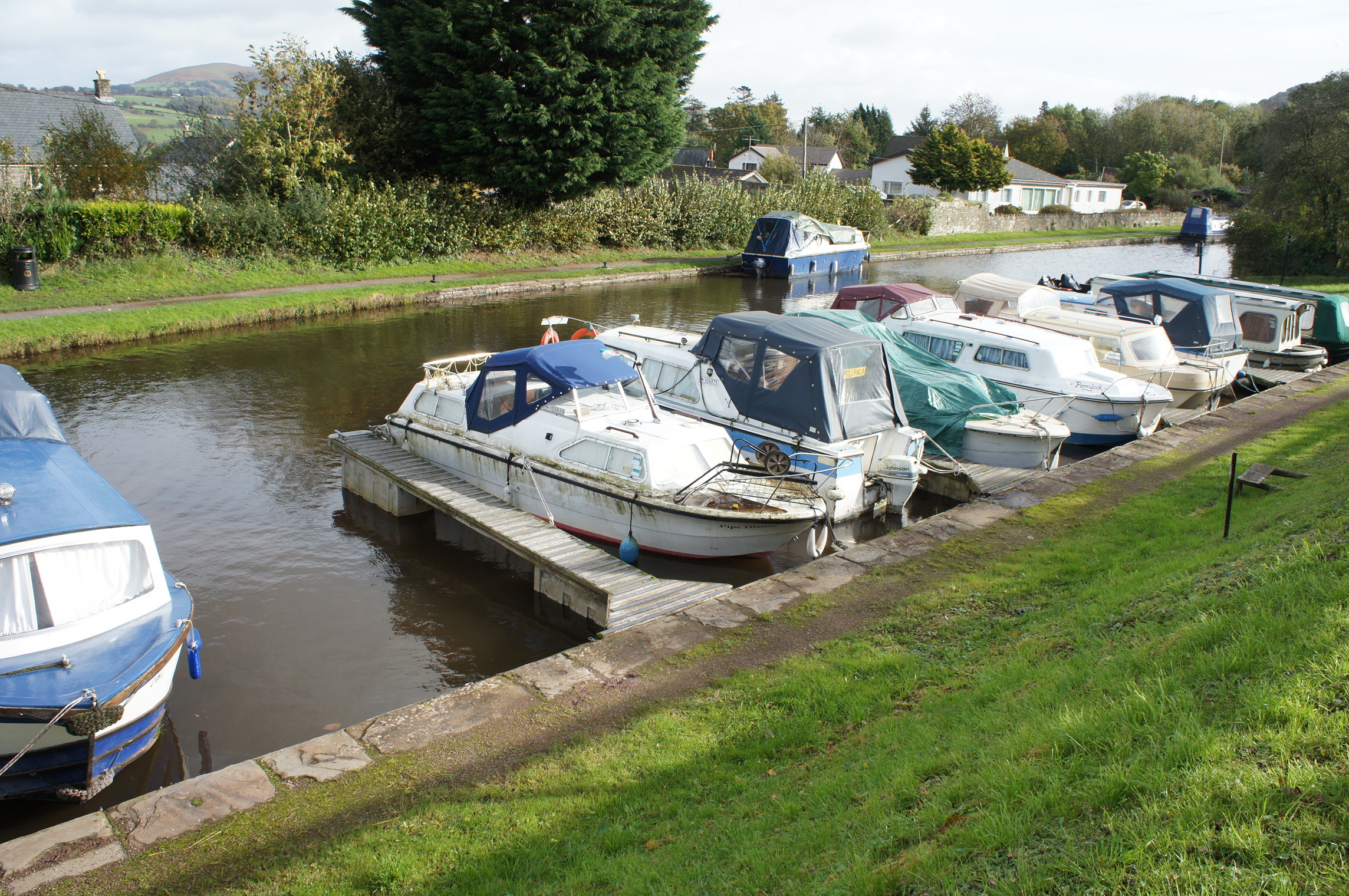 Llangattock Basin L1 Leisure :: Waterside Moorings