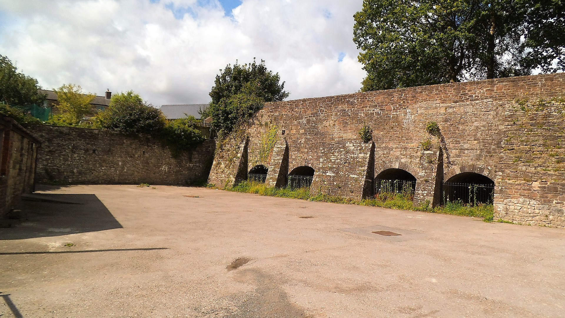 Llangattock L1 Leisure :: Waterside Moorings